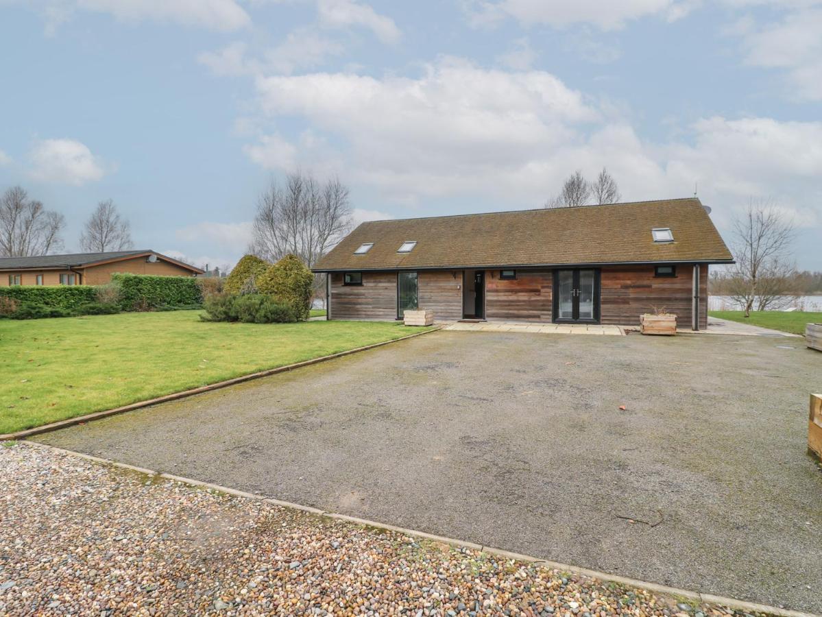 Tranquil Waters Cabin at Langtoft Lakes Lodges Lincolnshire