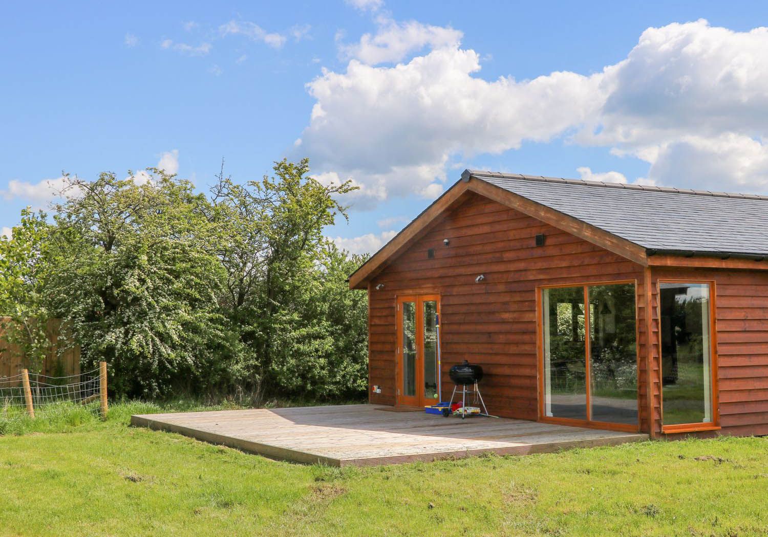 Jules Lodge with hot tub at Brompton Lakes in North Yorkshire