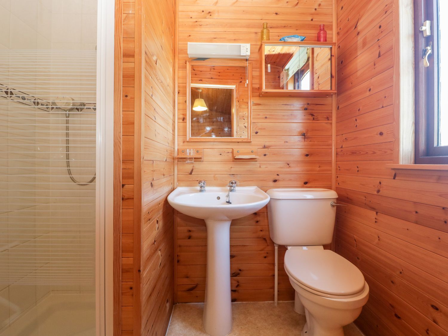 16 Amber Wood Lodge - Lymington, Hampshire | Self Catering Holiday Lodges